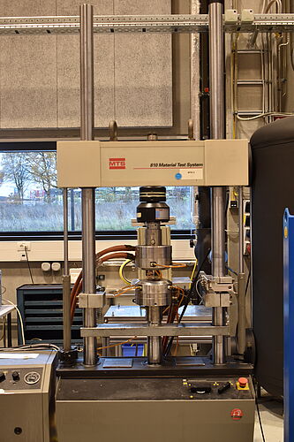 MTS 810 Servo Hydraulic Testing System - Werkstoffkunde (LWK ...