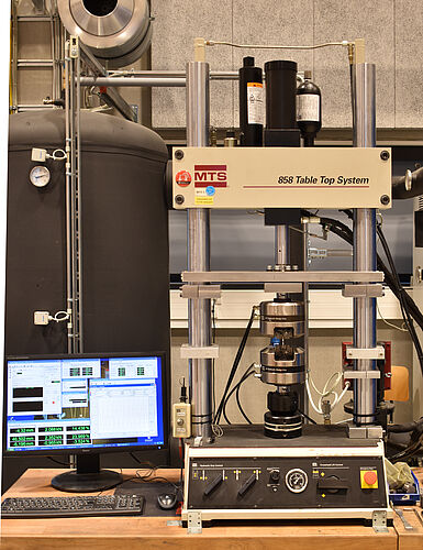 MTS 858 Table Top System - Werkstoffkunde (LWK) | Paderborn University